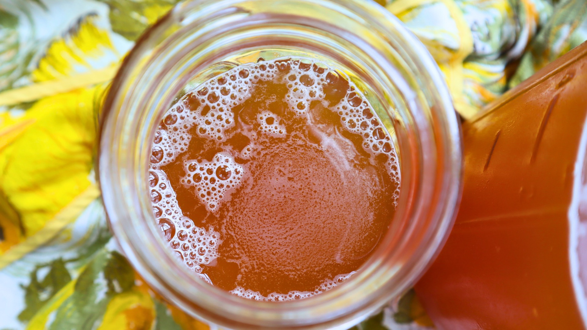Make This Simple Fermented Sparkling Apple Cider | Zero Effort - PRESERVING TODAY
